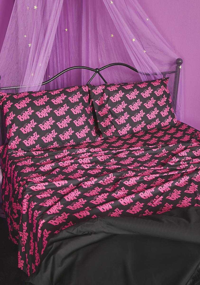 Dolls Kill x Bratz Pink Repeat Logo Print Bedding Sheets Set - Black