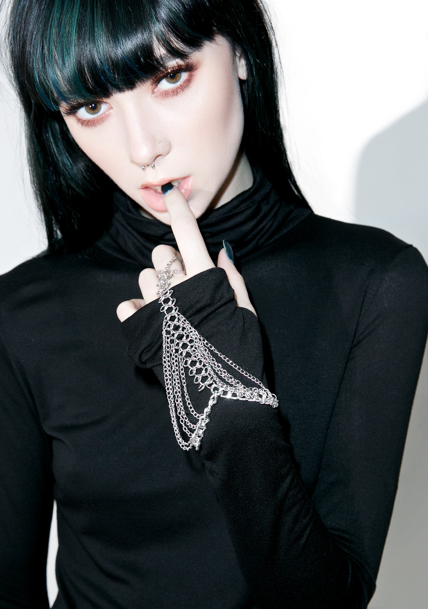 Antiquity Hand Chain – Dolls Kill