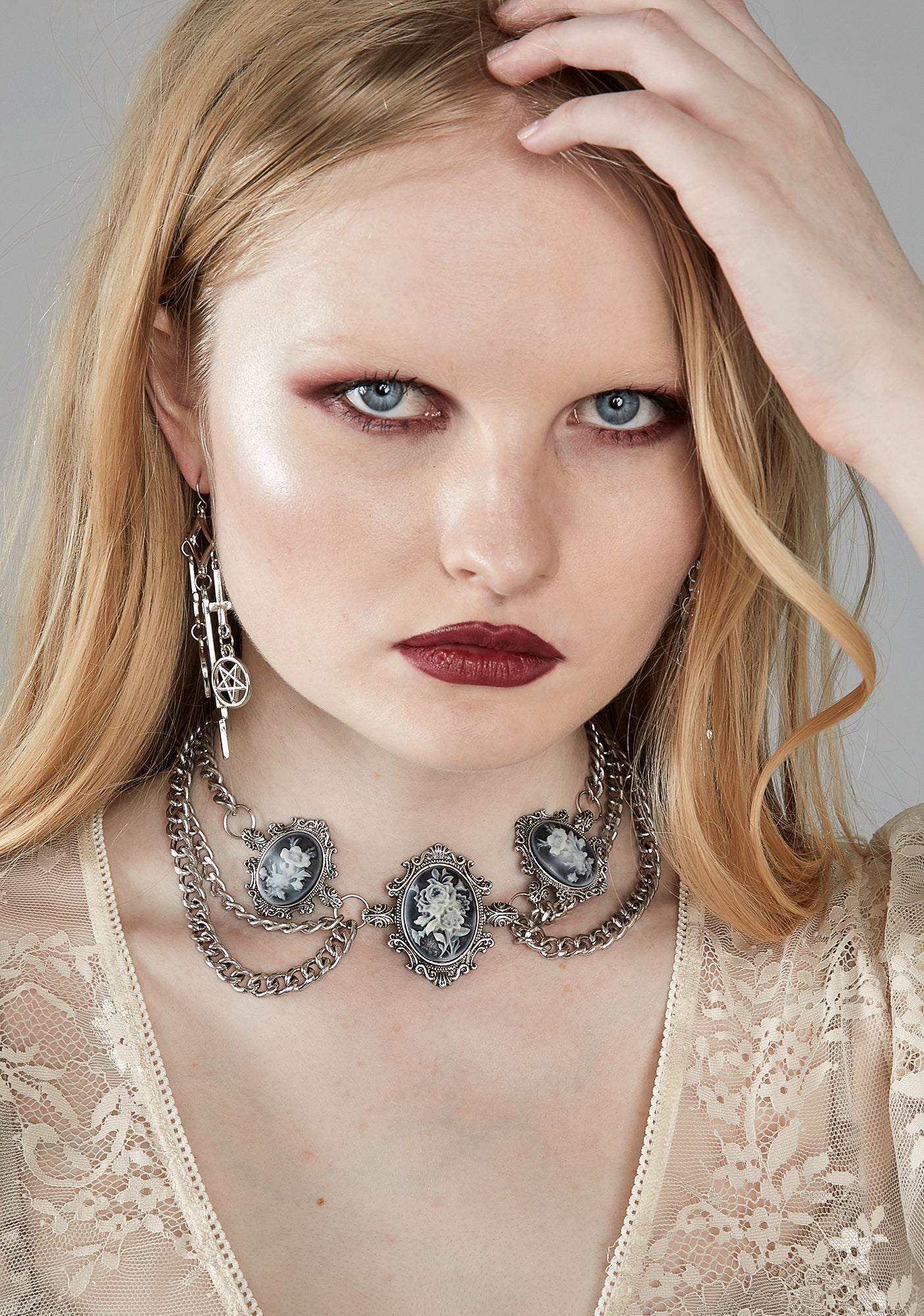 Melancholy Maiden Cameo Choker – Dolls Kill